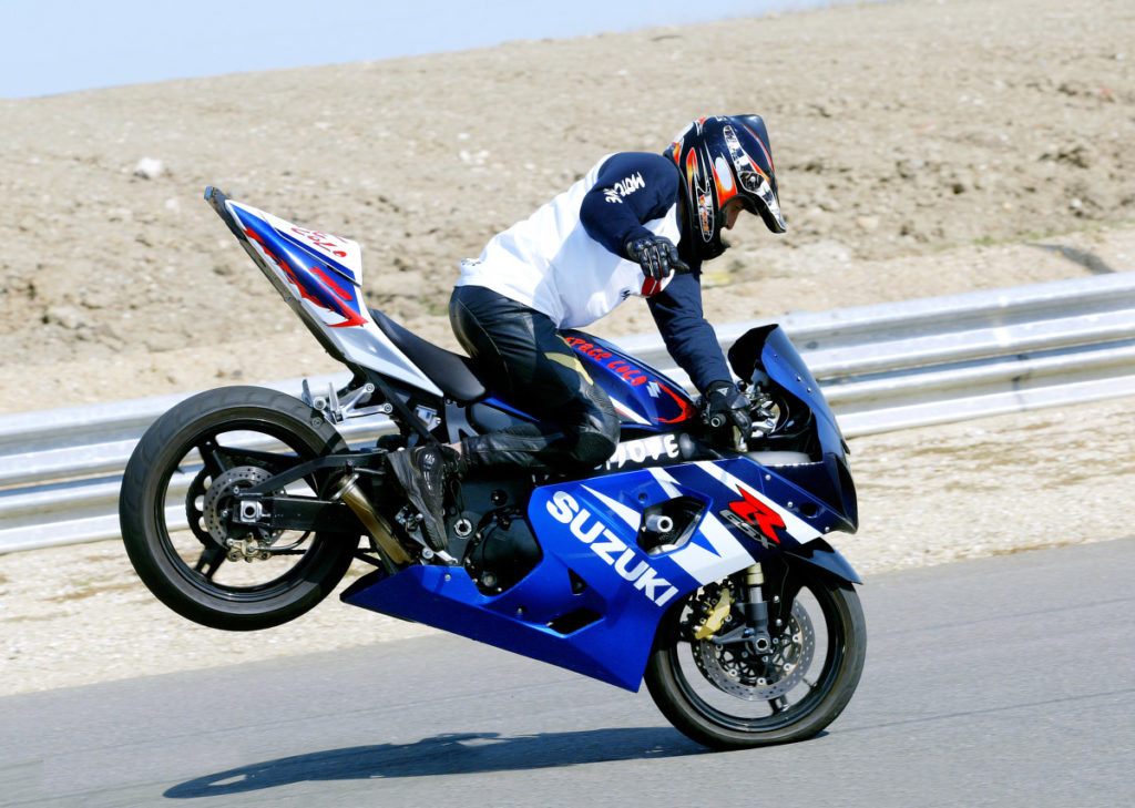 Stunt motos grosses cylindrées, spectacle d'acrobaties moto